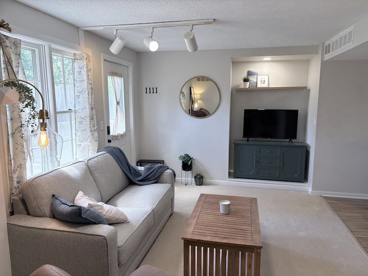 Cozy 1br Walk Out Apt Near Kc • King Bed • Private - Kansas City, MO