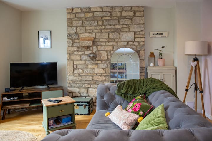 Stamford Town Centre Retreat With Parking & Views - Stamford