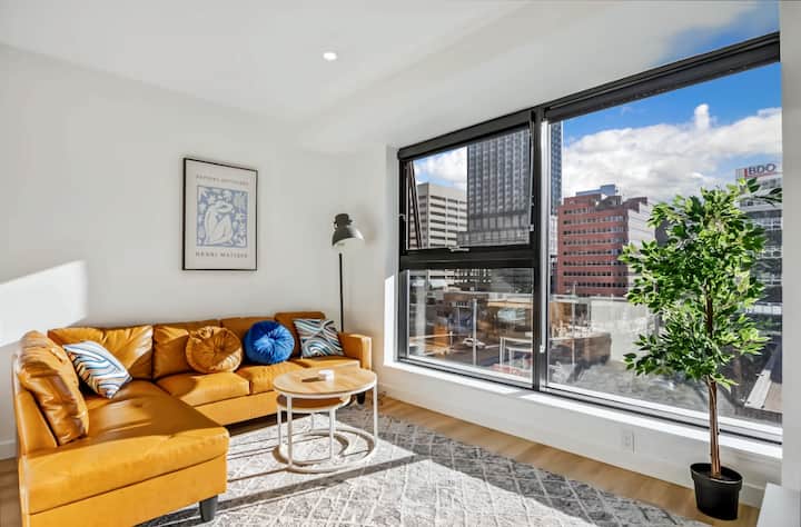 Refined Dt Suite | Sauna + Urban Views - Calgary