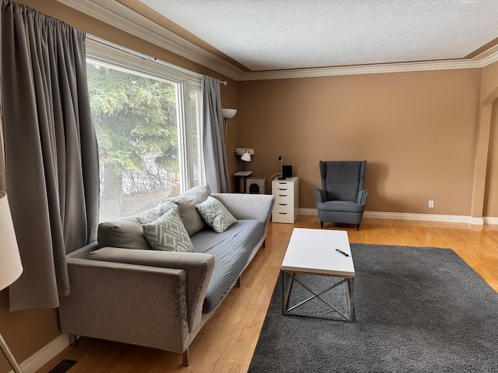 Cozy 3-bedroom Bungalow Near Uof A Main Floor Only - Edmonton