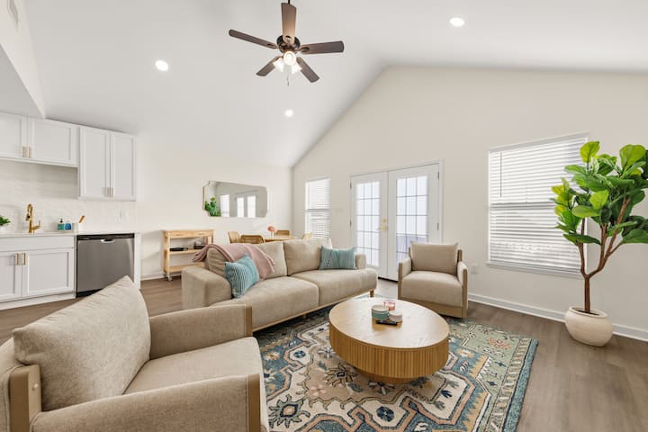 New•royal Inn•king•lux Amenities-fast Wifi•pick Me - Lafayette, LA