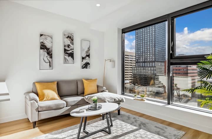 Modern Dt Retreat | Gym, Sauna & Pool Table - Canada