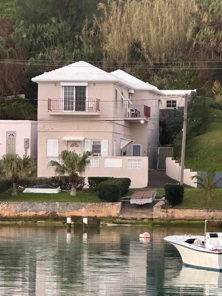 Cosy Cottage Upper Apartment - Bermuda
