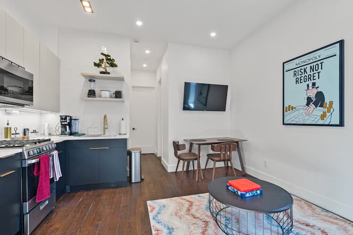 Modern 2br | Manhattan Views | Parking |Work Space - Jersey City, NJ