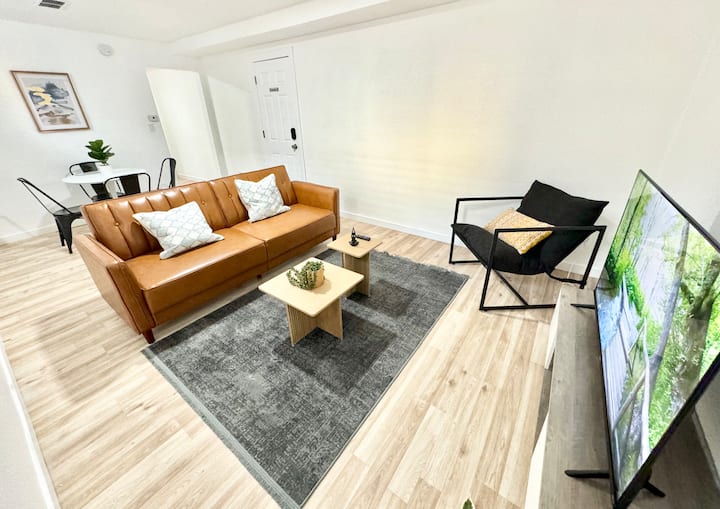 New And Modern 1bed/1bath- King Bed - Free Parking - Des Moines, IA
