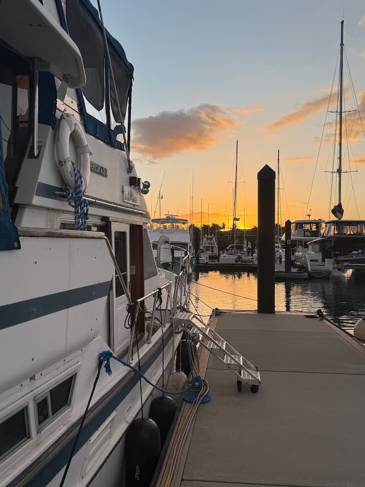 Classic Boat Sleeps Up To 8 People - Key West, FL