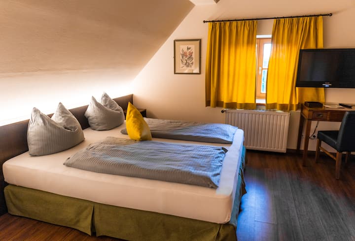 Cozy Triple Room – Noon Mirch Hotel In Eching - Landshut