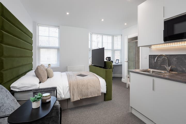 Lux 5 Bed House All Ensuite |Contractors| Families - Wellingborough