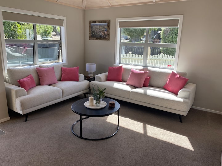 Stylish Clyde Retreat | Walk To Town | Parking - Alexandra