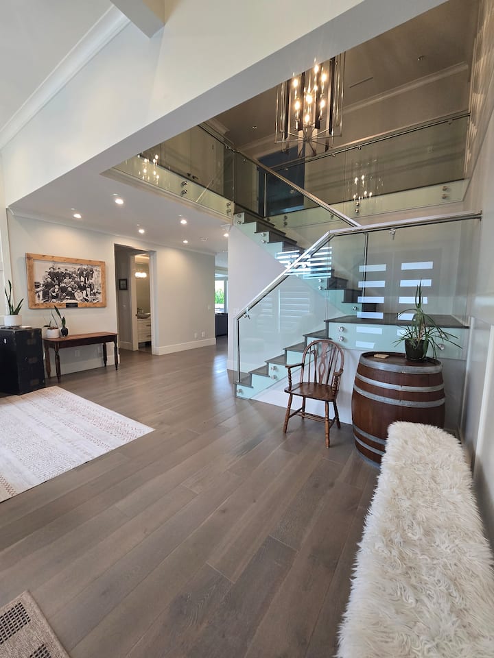 4 Bedrooms, 4.5 Bath, 1 Media Room. - Tsawwassen