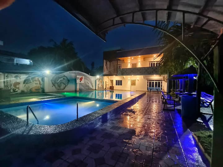 Great Staycation Room In A Resort - Toledo City