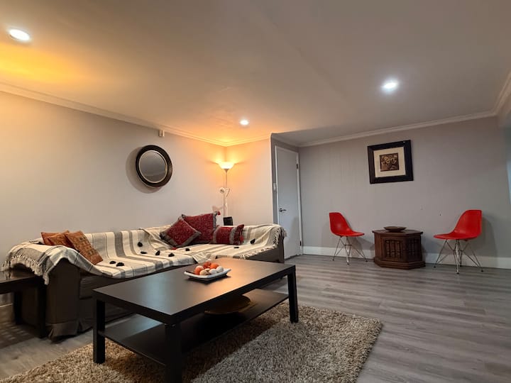 Spacious 2 Br Walk-in Bsmnt Suite In North Burnaby - Burnaby