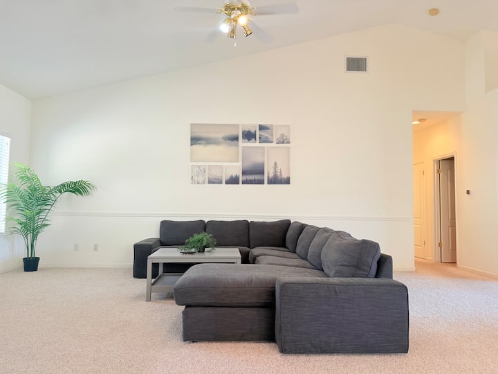 Spacious Entire Home W/ Private Backyard Oasis - Clovis, CA