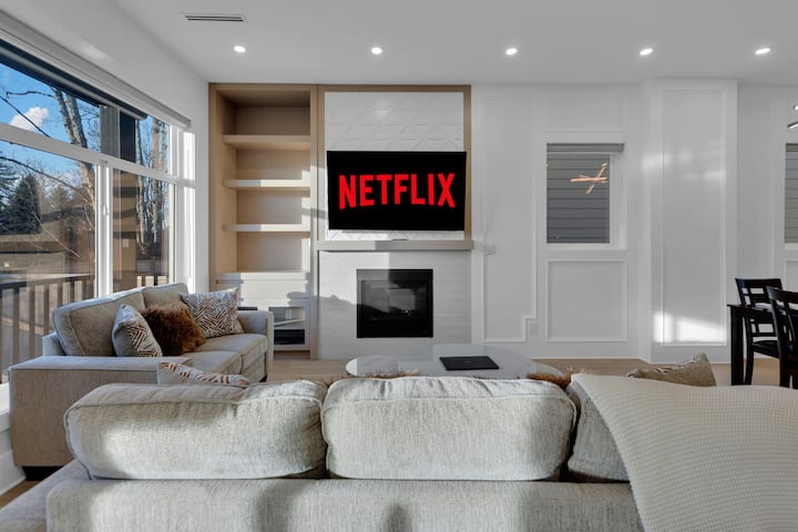 Easy Highway Access | Theatre Room | King Bed - Langley