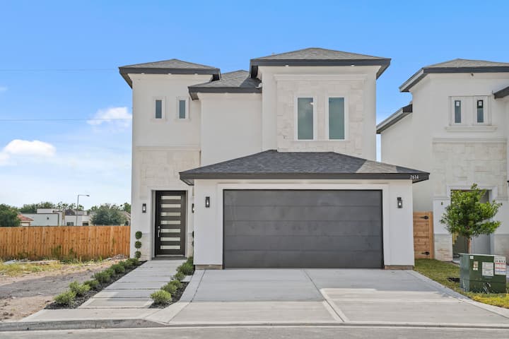 Stylish Modern Home | Near Shops & Dining - Mission, TX