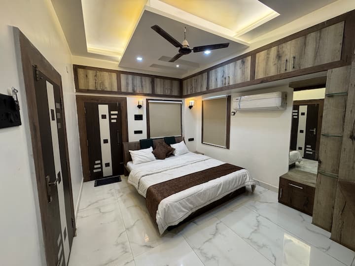 Deluxe Ac Room/couple Friendly At City Centre - Varanasi