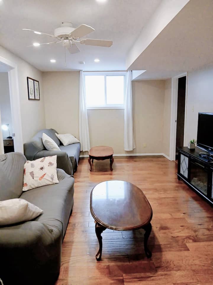 Spacious 2 Br Apartment - カナダ ピーターバラ