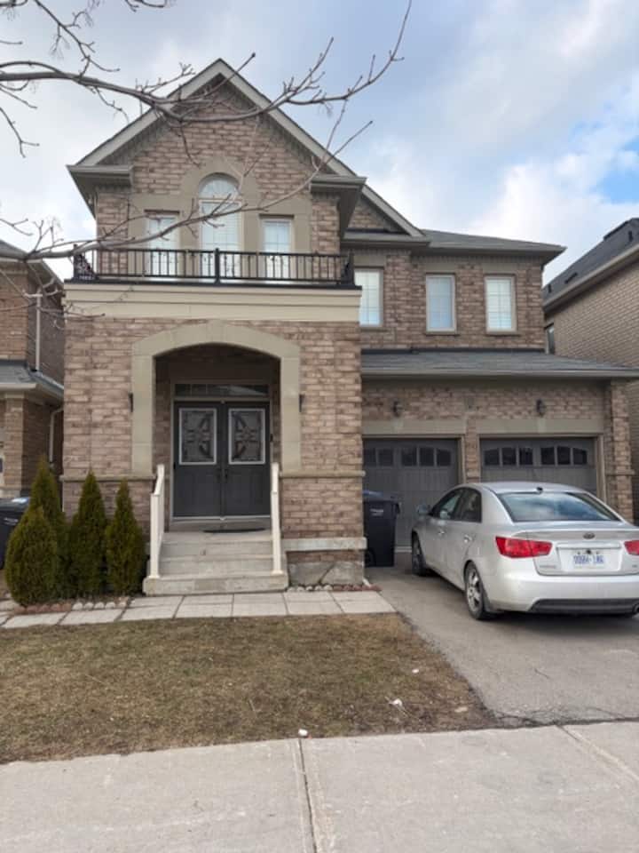 Kemi Unit On Castle Oaks Crossing - Brampton