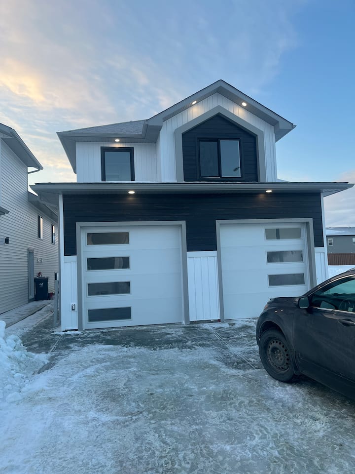 Cozy 2 Bedroom Retreat Near Clairmont Lake - Westlake