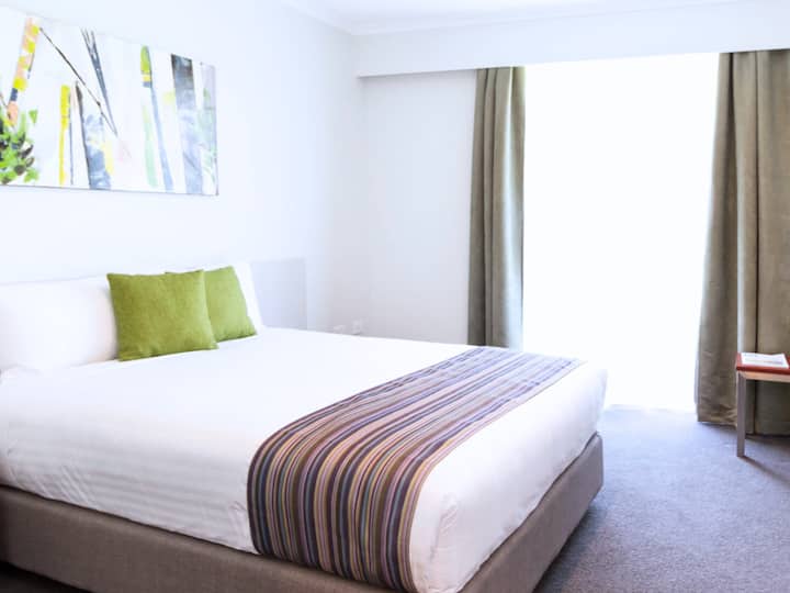 Two-bedroom Open-plan Apt, Spacious & Modern - Canberra