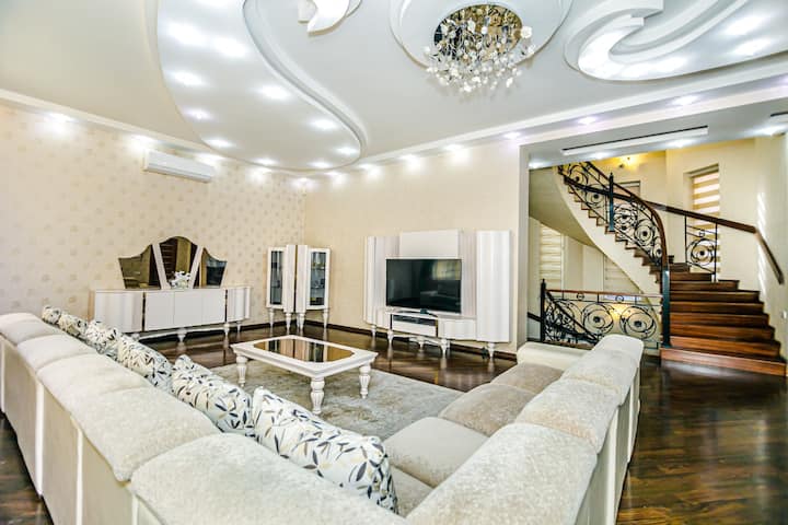 Villa With Heated Pool In The City Center - Baku
