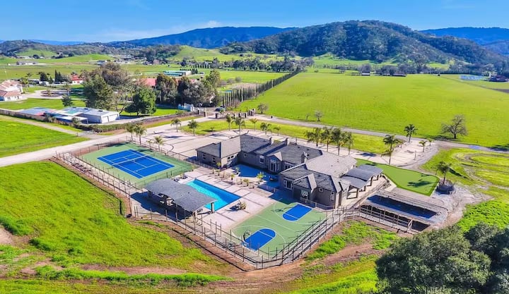 Welcome To Your Wineries Retreat - Tuscany Villa - Gilroy, CA