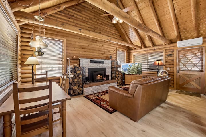 Forest Hideaway Near Sedona | Log + Fire Pit - Munds Park, AZ