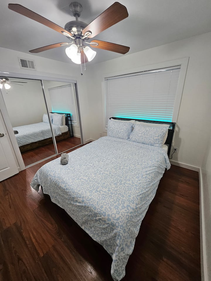 E2 - Private Studio W/ Bath, Kitchen & Parking - Garland, TX