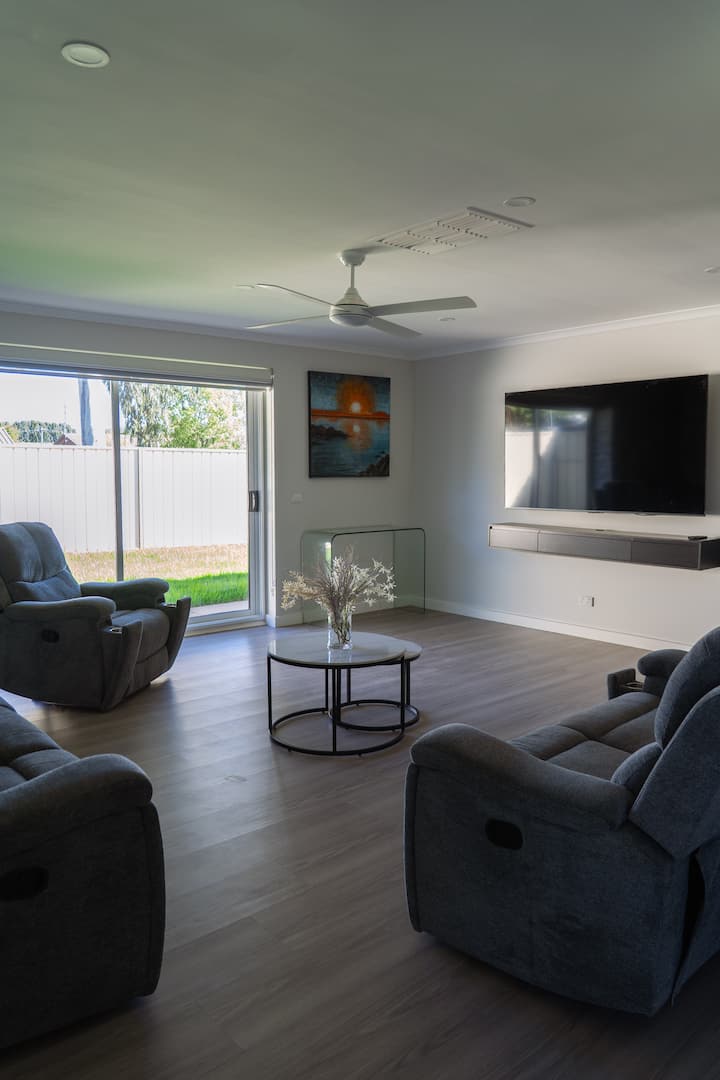 Modern Home Near Golf Club | Sleeps 13 + Firepit - Cobram