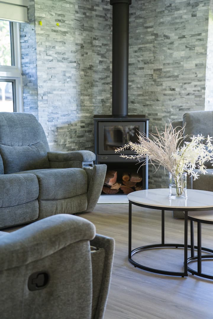 Modern Home Near Golf Club | Sleeps 13 + Firepit - Cobram