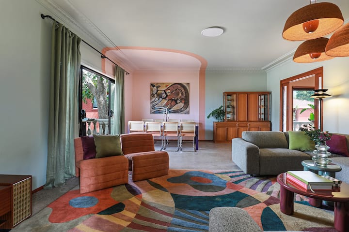 Newly Renovated 5brm Retro Beach Penthouse - Austinmer