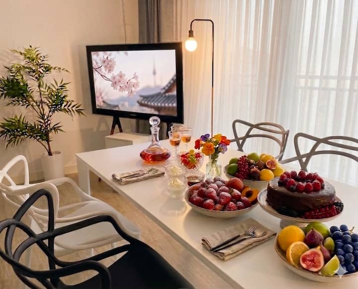 서울역도보*오픈특가/초고속와이파이/남산타워/7인식탁/비지니스/호텔 퀸침대3개/
명동/홍대/ - Seoul