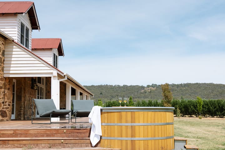 Historic Farmhouse. Hot Tub, Fireplace And Views. - Captains Flat