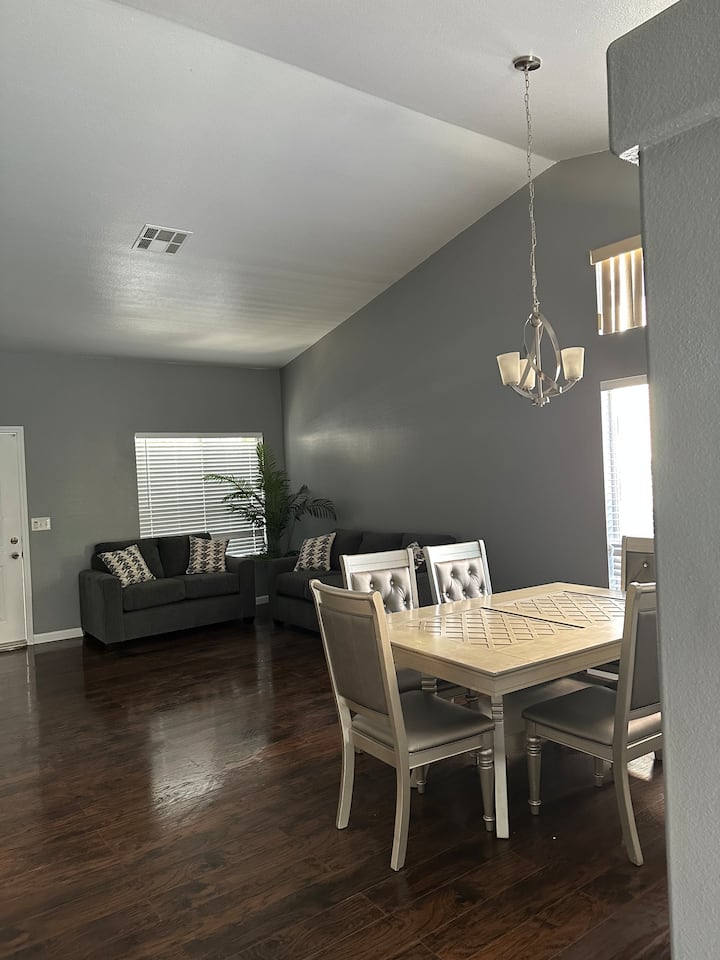 Cozy Cool 3 Bedroom Home W~pool - 北拉斯維加斯