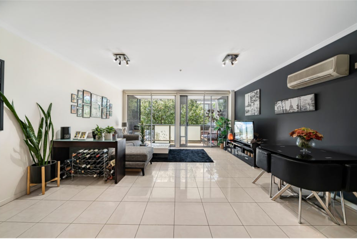 Lightfilled, Spaciousness Apartment With Parking. - Australia