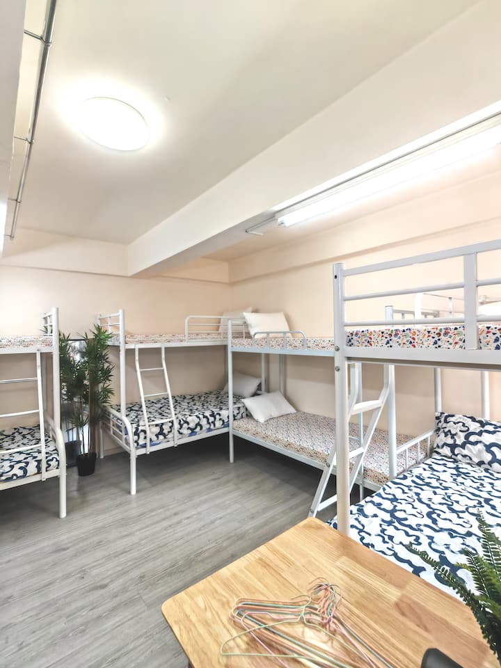 Large Studio Apt For Large Budget Group Downtown - Hong Kong