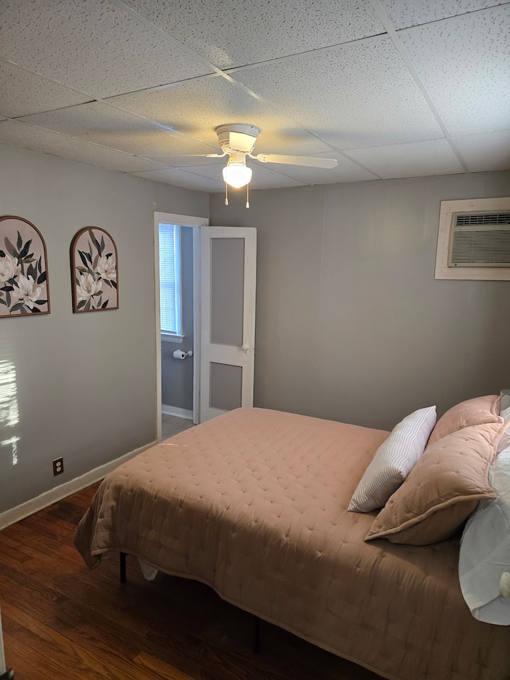 Cozy 1br Just Minutes From Uiuc And Carle Hospital - Champaign, IL
