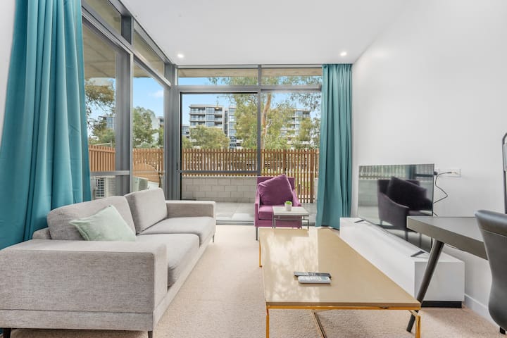 Charming 2br Apartment | Walk To Tram | Parking - Canberra
