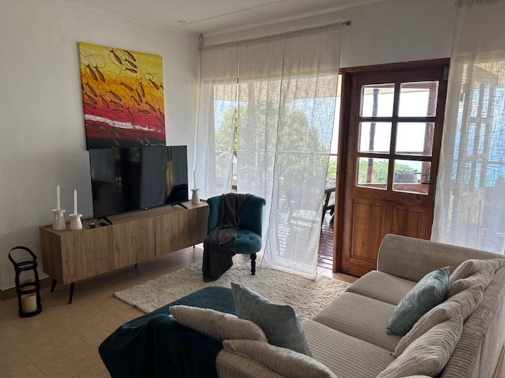 Tree House Oasis - Victoria