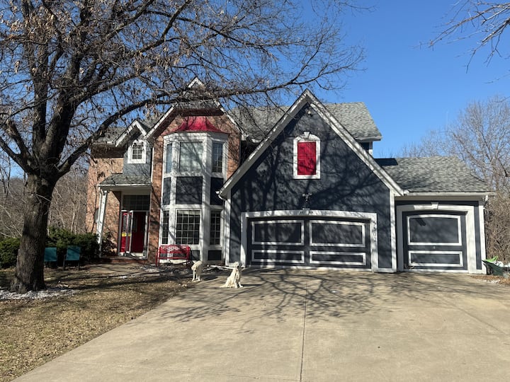 Cul-de-sac Luxury 6br, Safe, Fun, W/ Fsd Tesla! - The Kansas City Renaissance Festival