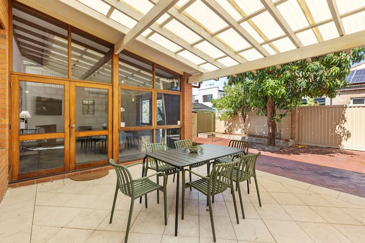 North Perth 3br Home Steps To Hyde Park & Dining - Perth, Australia