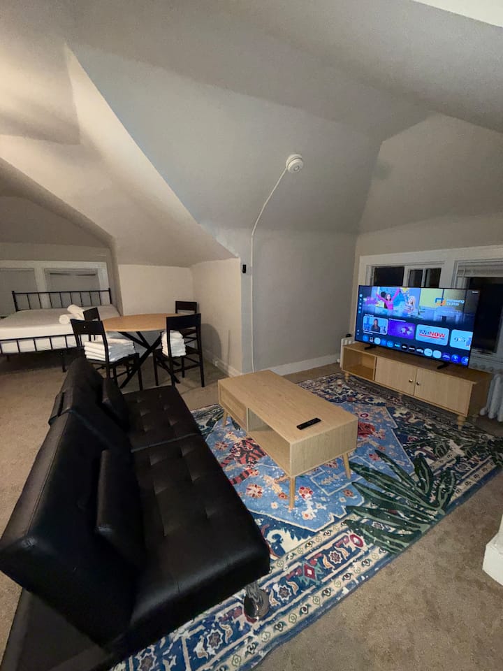 Spacious Top-floor Studio | Queen Bed | Towson - Towson, MD