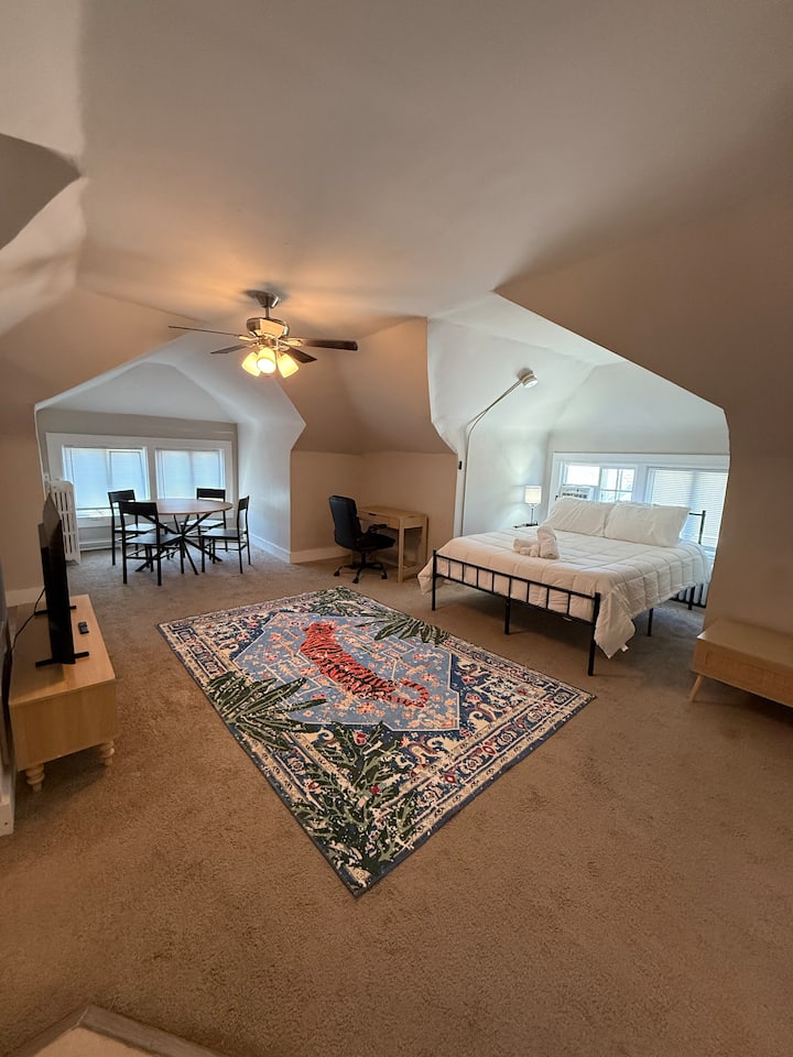 Spacious Top-floor Studio | Queen Bed | Towson - Towson, MD