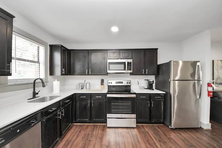 Modern 1br In River Oaks | Parking + Fast Wifi - Houston, TX
