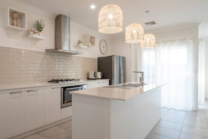 Close To Wineries & Wildlife Park | Modern Style - Greenmount