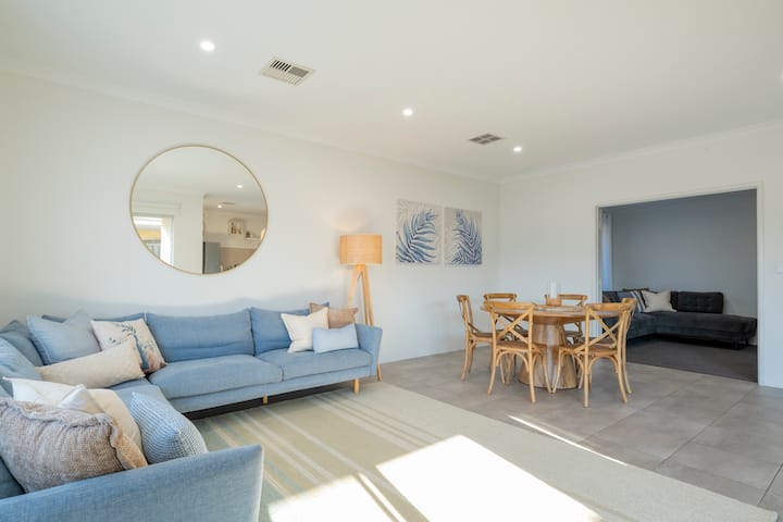 Close To Wineries & Wildlife Park | Modern Style - Perth
