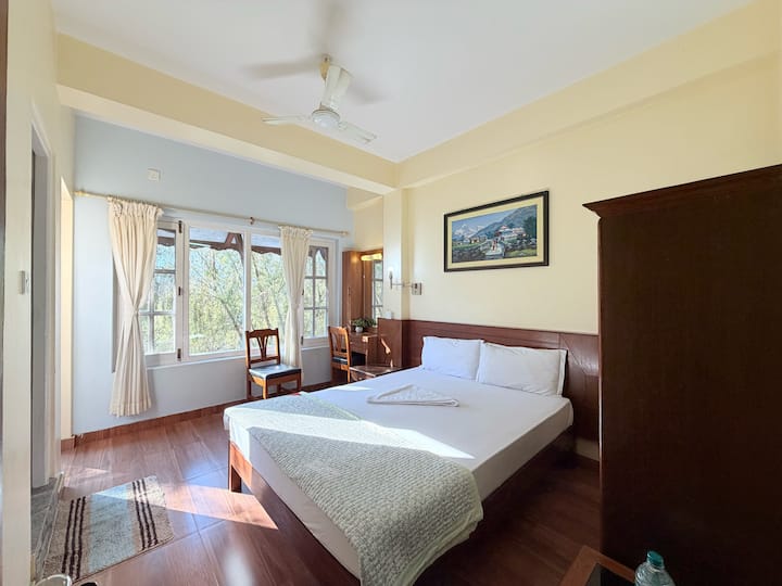 Budget Room W/ Balcony Near Lakeside Pokhara - Pokhara