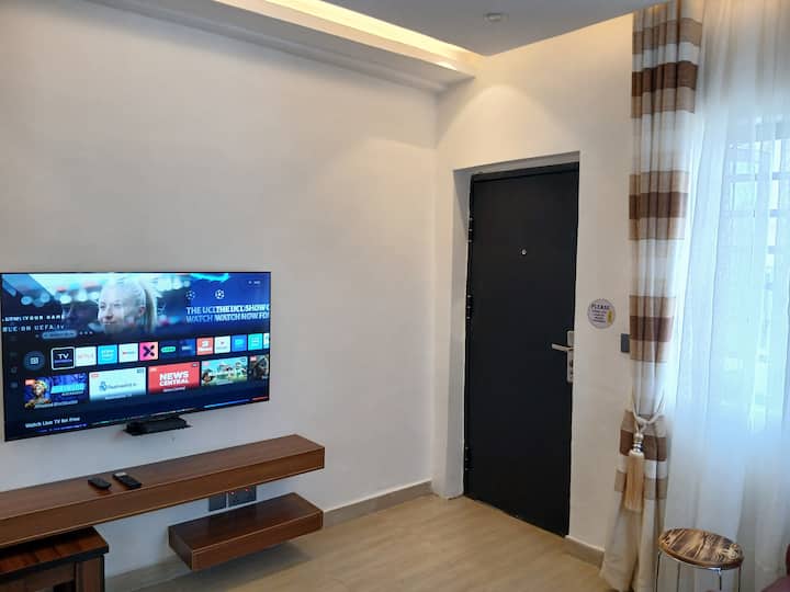 Enchanting One Bed Home +Pool And Gym, Fast Wi-fi - Nigeria