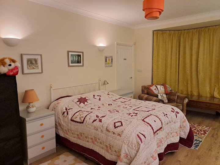 Private Entrance Entire Guest Suite & Art Studio - Derby