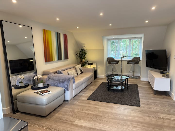 Luxury Wallingford Apartment | Parking | Workspace - Wallingford